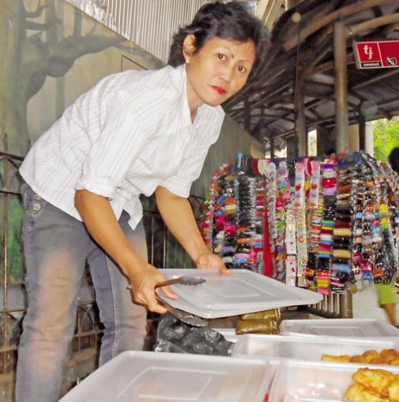Faces Of Jakarta: Yanti, The Warteg Lady – Indonesia Expat