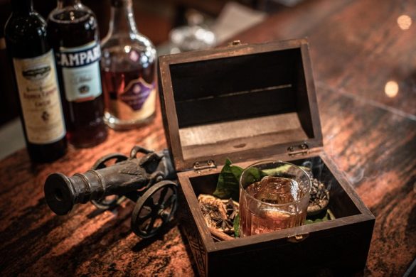 Apéritif Restaurant and Pinstripe Bar: Fine Dining and Cocktails